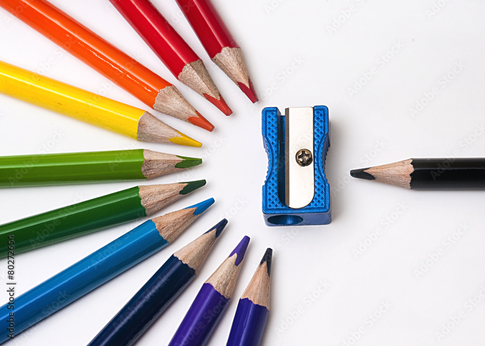 Lápices de colores y sacapuntas listos para la vuelta al cole Stock ...