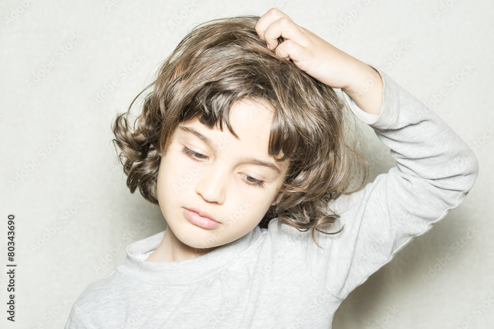 Niña rascándose la cabeza Stock-Foto | Adobe Stock