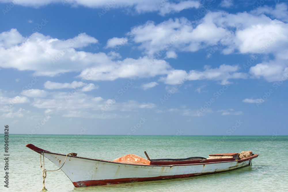 Vieja barca de madera vacía en el idílico paisaje de una playa caribeña ...