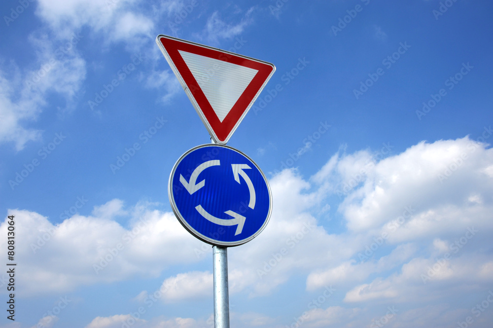 Kreisverkehr, Vorfahrt, Kreisel, Verkehrsschild, Verkehrsrecht Stock-Foto | Adobe Stock