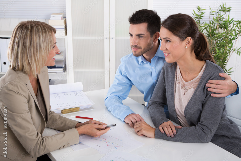 Junges Ehe Paar in einer Besprechung: Berater und Kunde Stock Photo ...