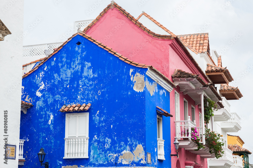 Hermosas fachadas de las casas coloniales de la ciudad amurallada de ... Hermosas fachadas de las casas coloniales de la ciudad amurallada de ...