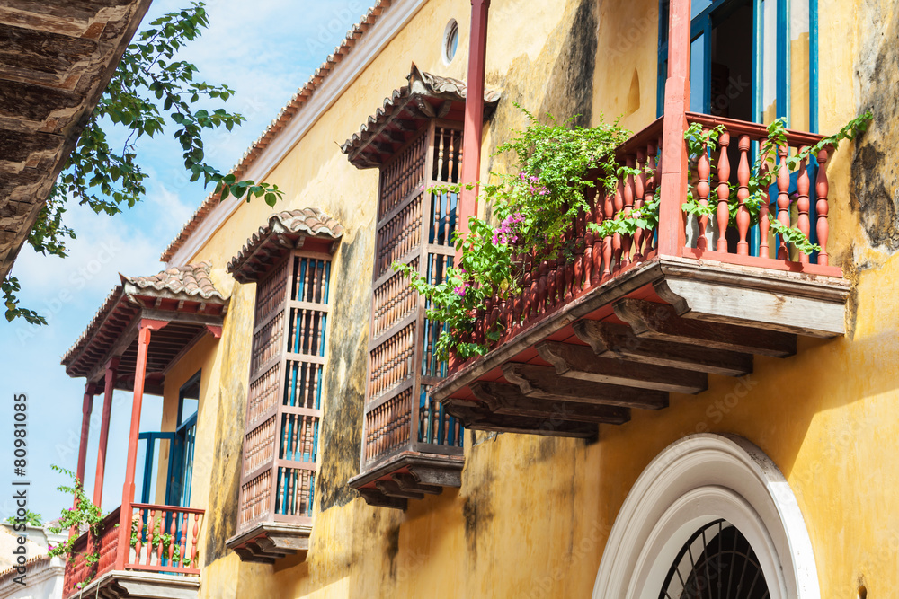 Detalle en las hermosas fachadas de las casas coloniales de la ciudad ...