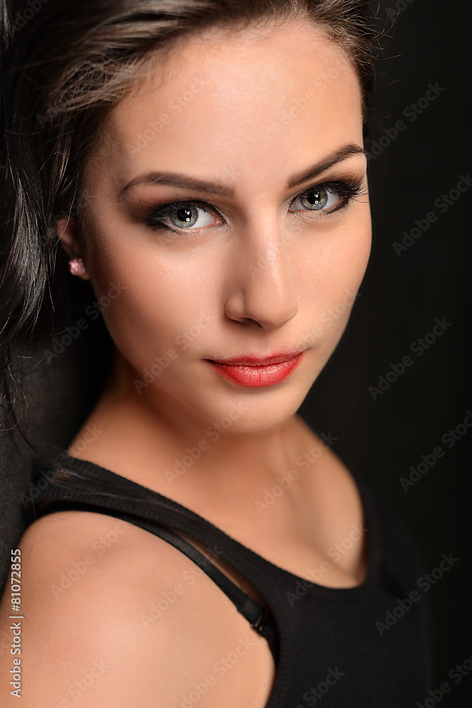 Beau visage de jeune femme Stock Photo | Adobe Stock