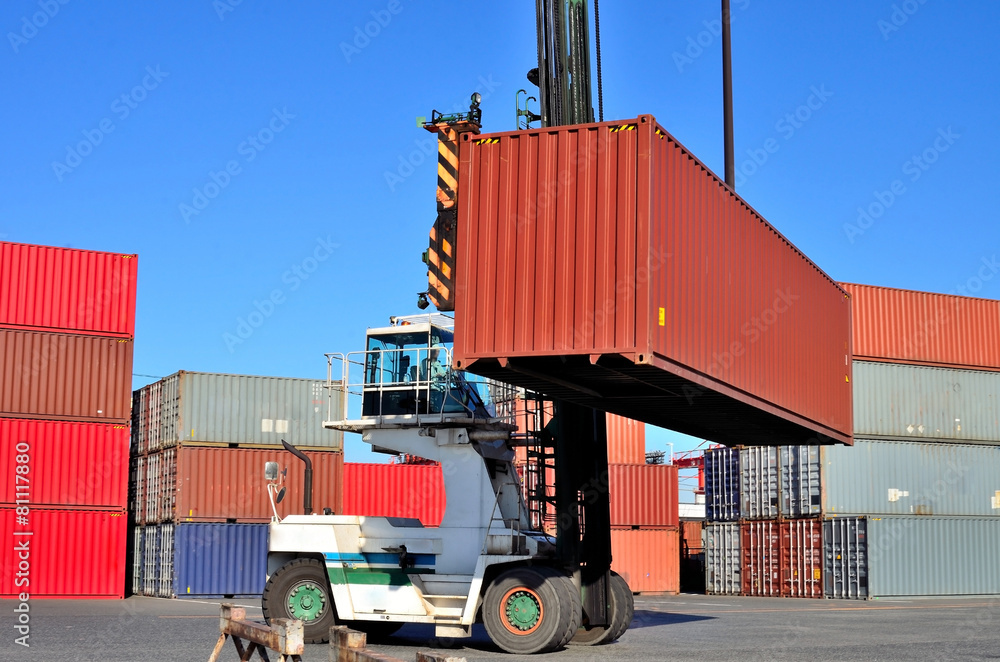 Crane lifting up container in yard, the Port of Tokyo, Japan foto de ...