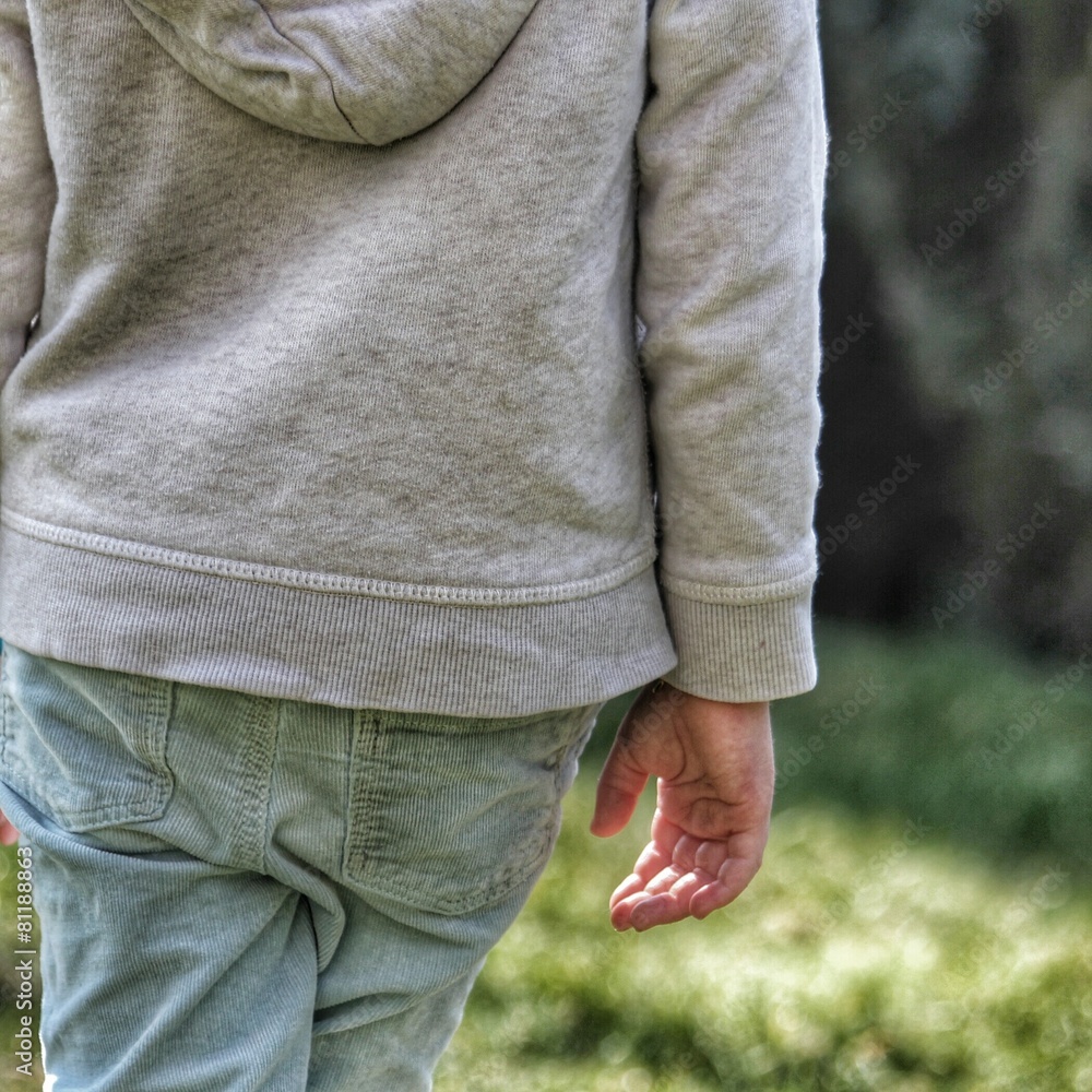einsames Kind - Rückenansicht... Stock Photo | Adobe Stock