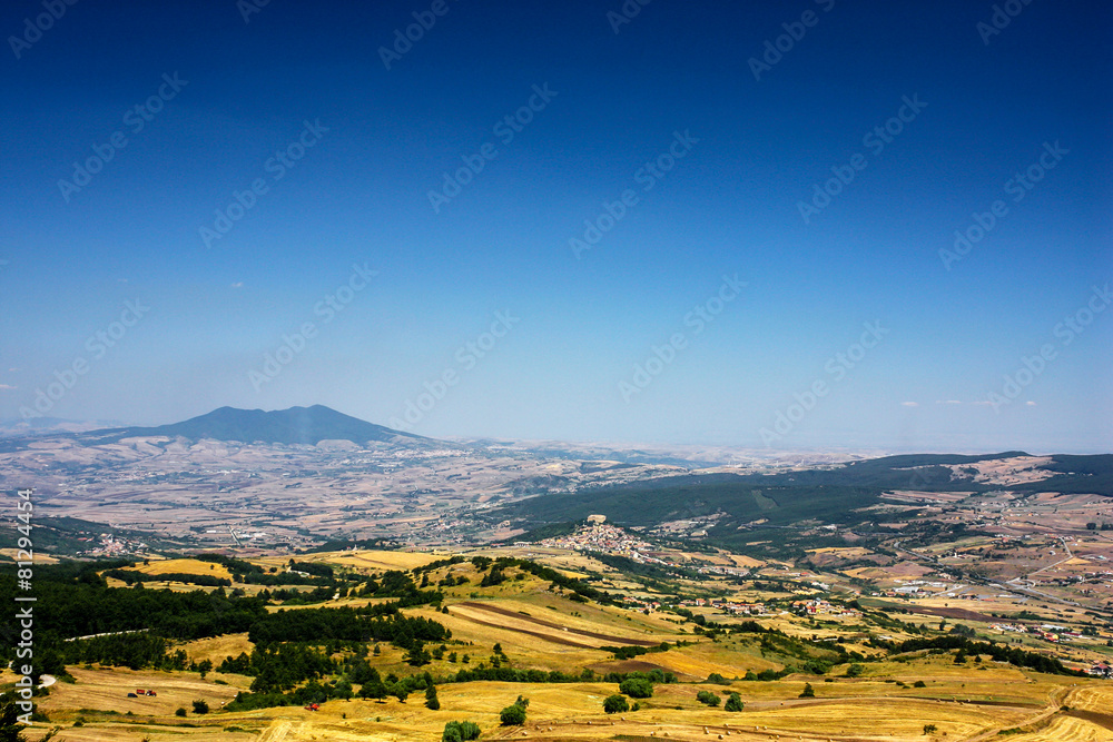 Valle di Vitalba con il Monte Vulture e Castel Lagopesole (PZ) Stock ...