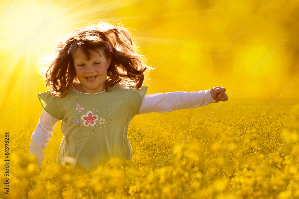 glückliches Kind Stock-Foto | Adobe Stock