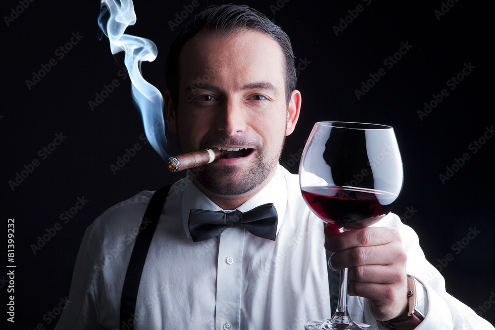 Model Businessmann im Smoking mit Wein und Zigarre Nahaufnahme Stock ...
