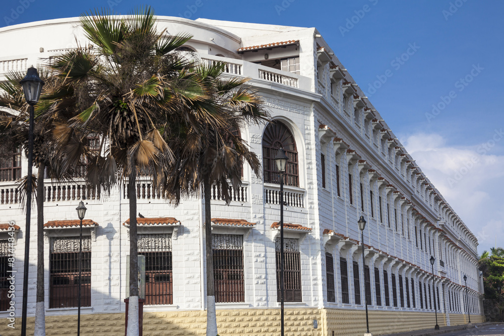 Foto de Fachada de un hermoso edificio colonial en la ciudad amurallada ...