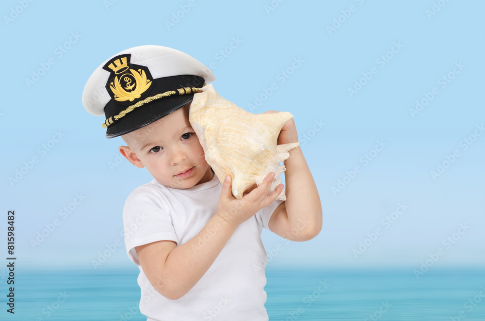 Kind mit Riesenmuschel Stock-Foto | Adobe Stock