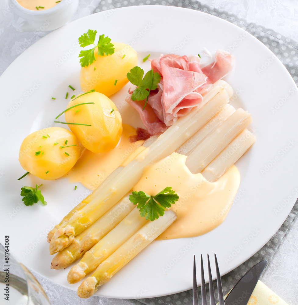 Frische spargel teller Stock-Foto | Adobe Stock