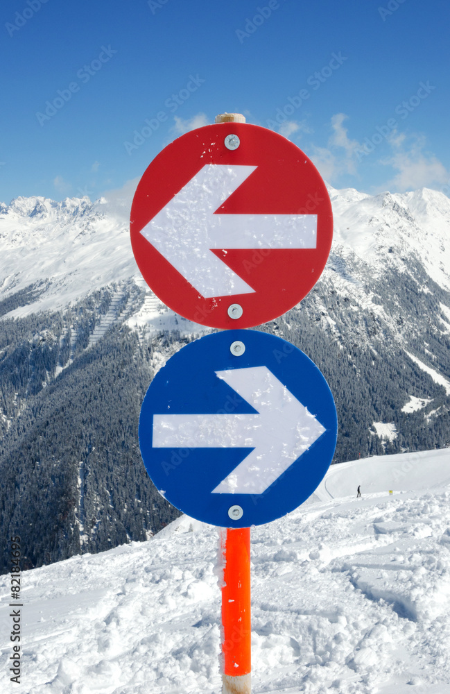 Rote und Blaue Piste – Pistenmarkierung Skipiste Schild Pfeil Stock ...