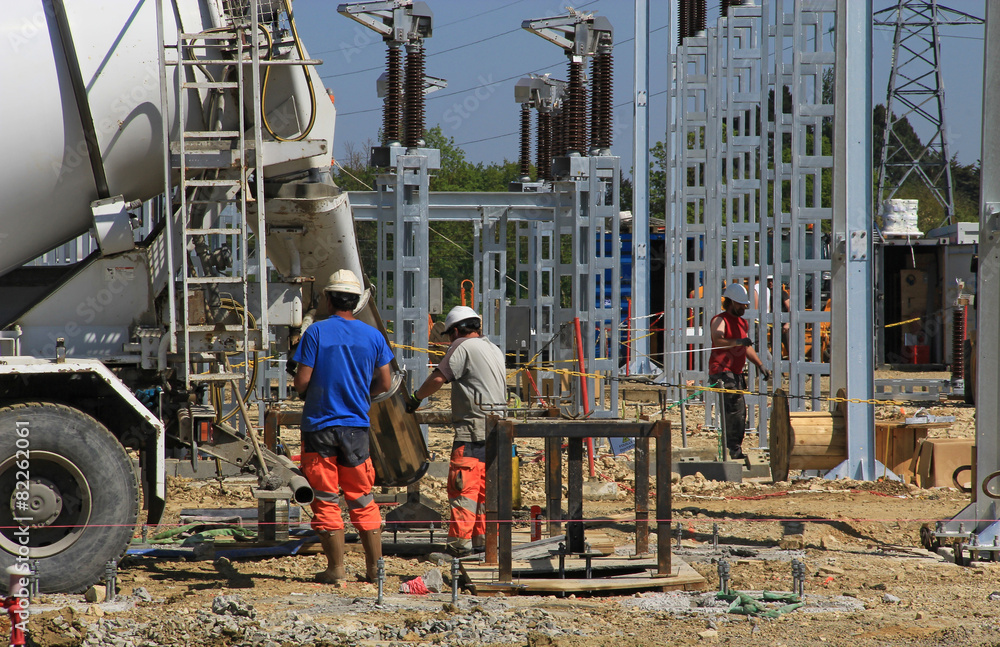 Travaux dans un poste de transformation électrique THT/HT Stock Photo ...