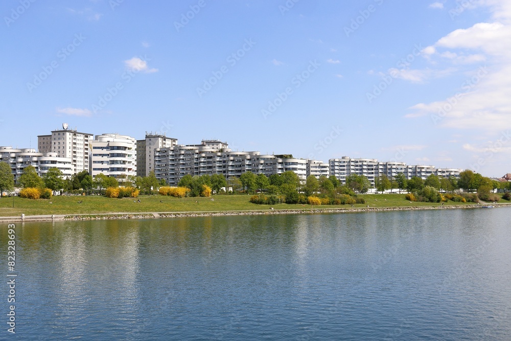 Wohnhausanlage an Ufer der Neuen Donau, Wien Stock-Foto | Adobe Stock