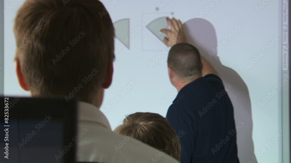 teacher demonstrating geometry with an overhead projector Stock 비디오 ...