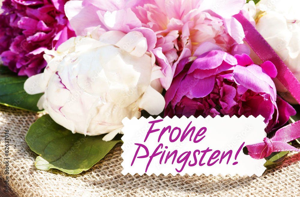 Schild "Frohe Pfingsten" mit Pfingstrosen Stock Photo | Adobe Stock