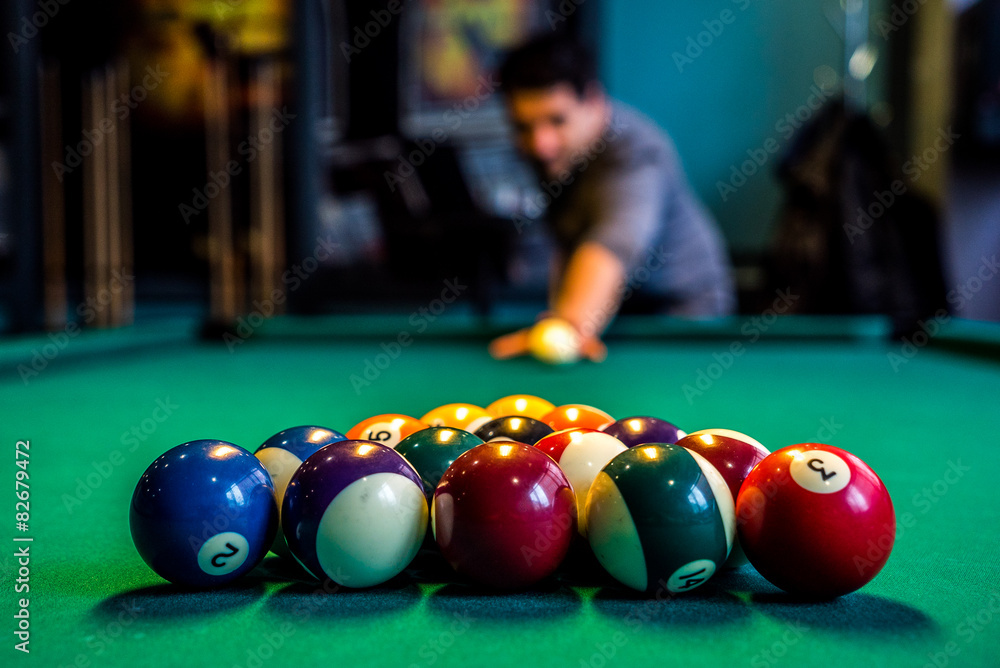 Billardspieler beim Achter Ball ist bereit für den Anstoß Stock Photo ...