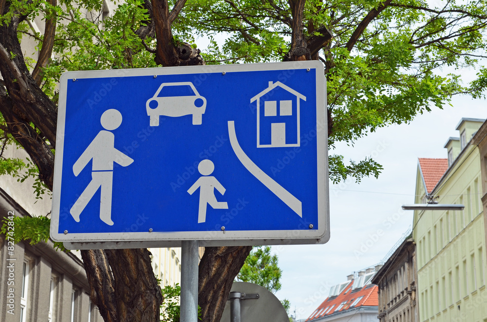 Wohnstraße, Verkehrszeichen, achtung Stock Photo | Adobe Stock