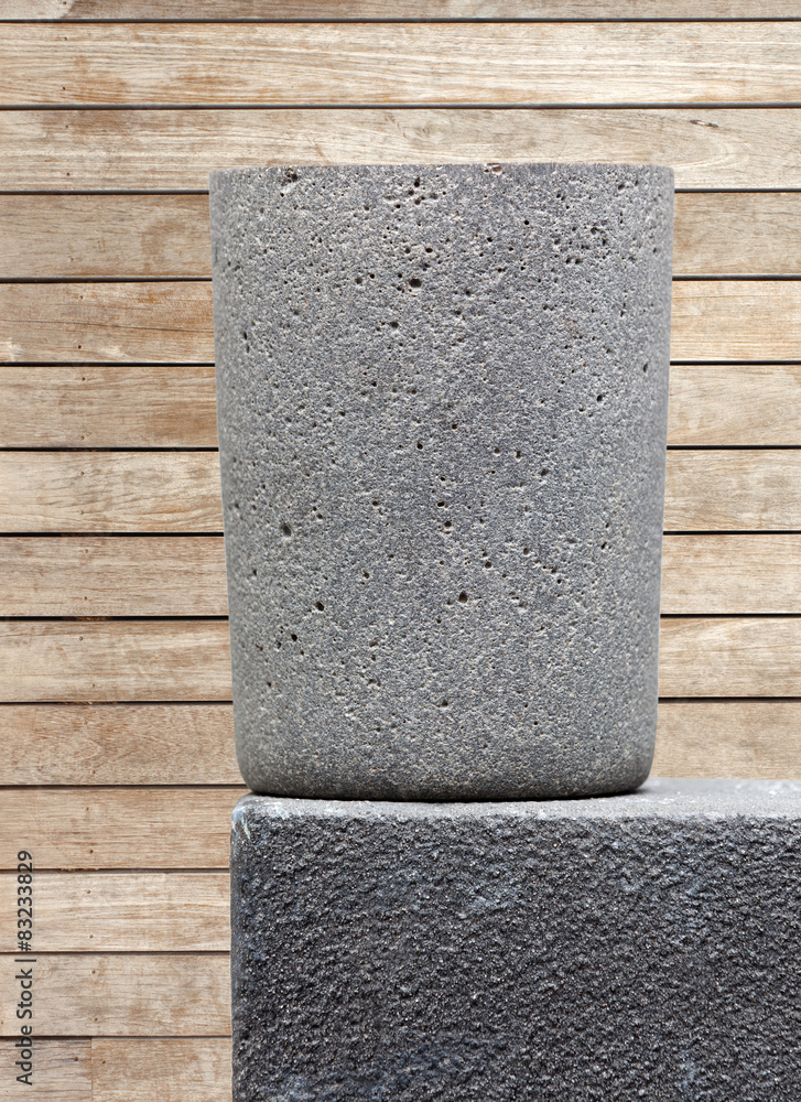 verre en pierre sur rebord de lavabo, fond bois Stock Photo | Adobe Stock