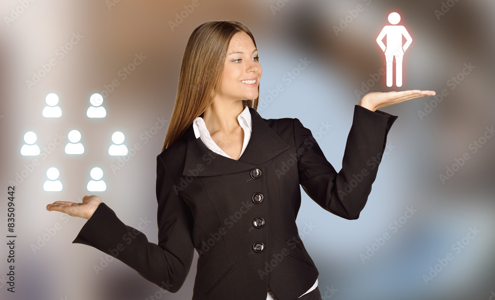 Woman compares group of people on hands and one person as an foto de ...