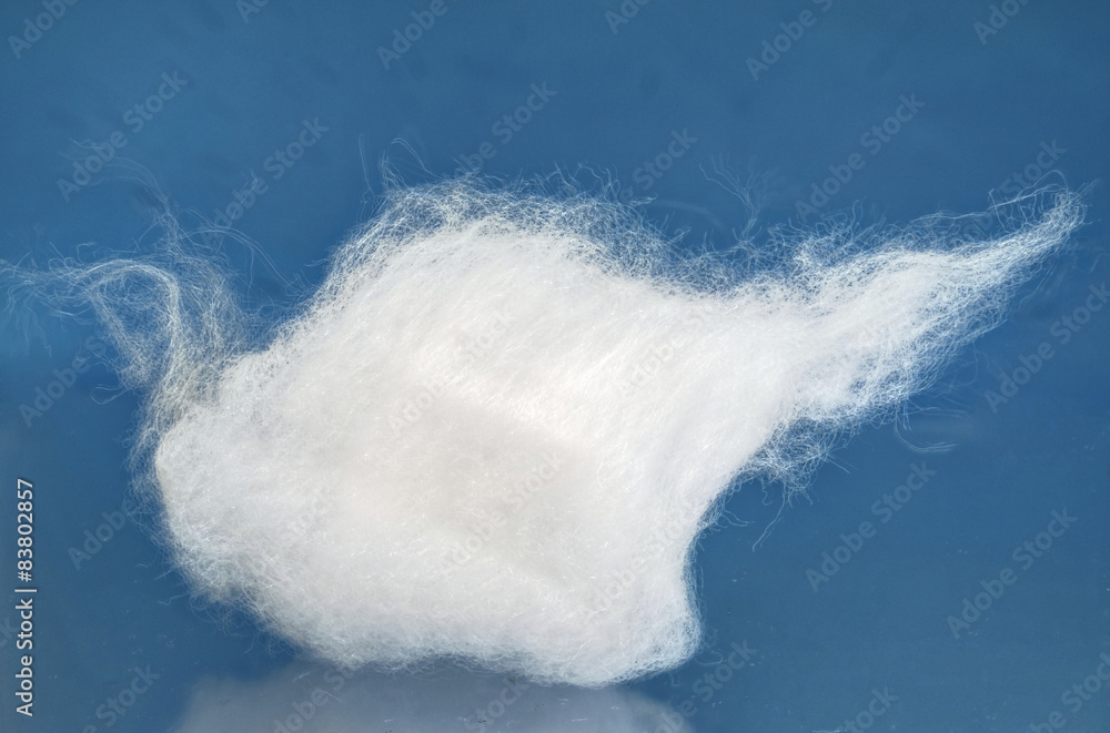 weisse Watte auf blauem Hintergrund Stock-Foto | Adobe Stock
