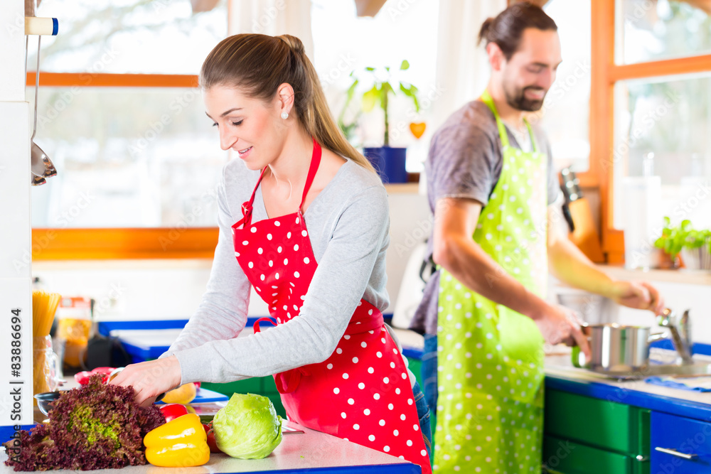 Paar kocht in Küche gesundes Essen Stock-Foto | Adobe Stock