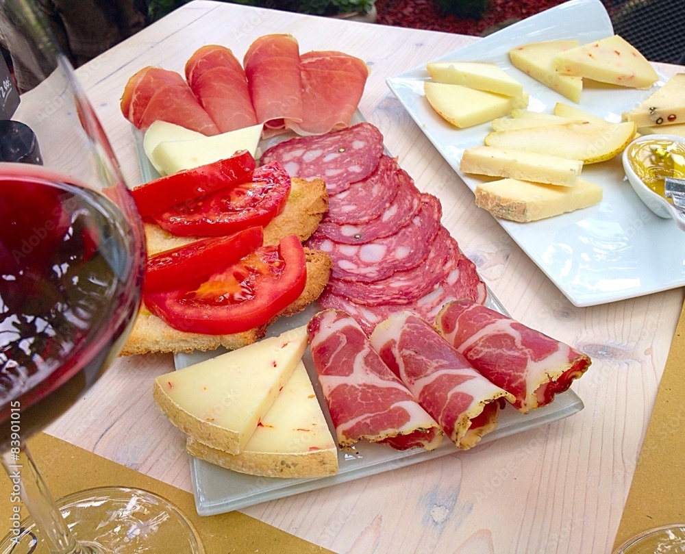 Tagliere di salumi e formaggi toscani con vino rosso. Stock Photo ...