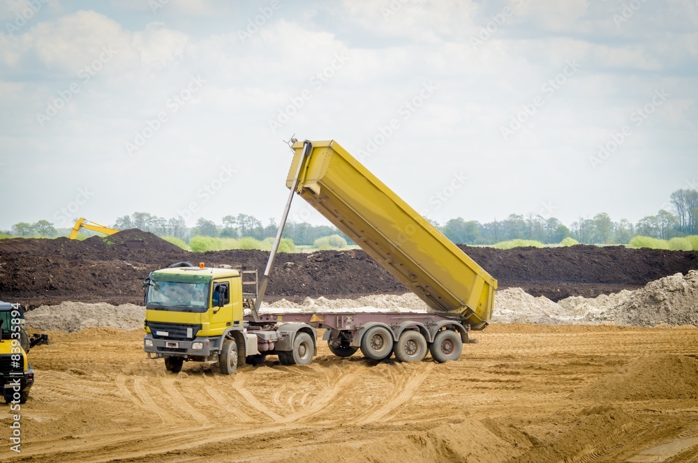 Baufahrzeuge, LKW hat Sand auf Baustelle abgekippt Stock-Foto | Adobe Stock