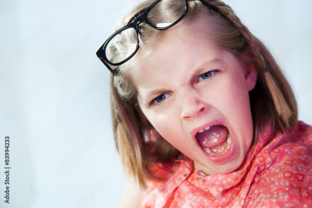 kind mit brille Stock-Foto | Adobe Stock