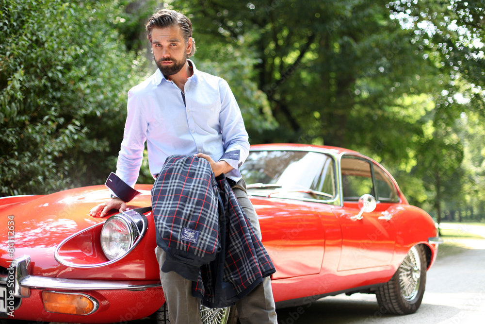 Mann am Oldtimer Stock-Foto | Adobe Stock