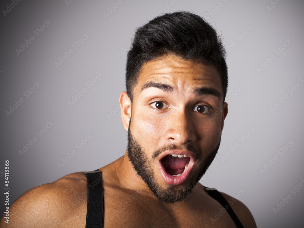 Hombre musculoso con tirantes y gesto de asombro Stock Photo | Adobe Stock