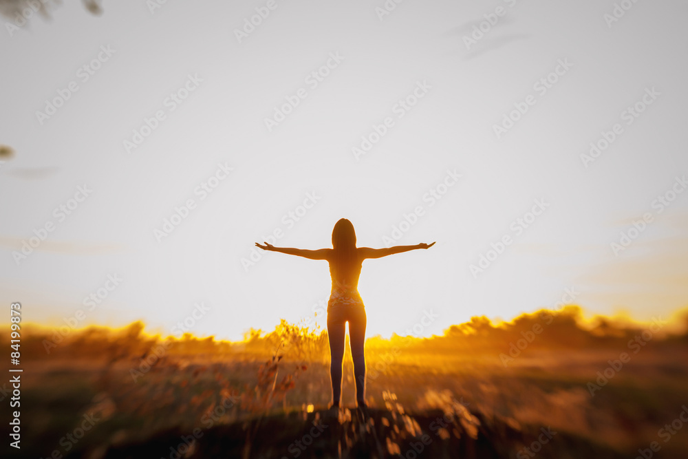 силуэт девушки на закате Stock Photo | Adobe Stock