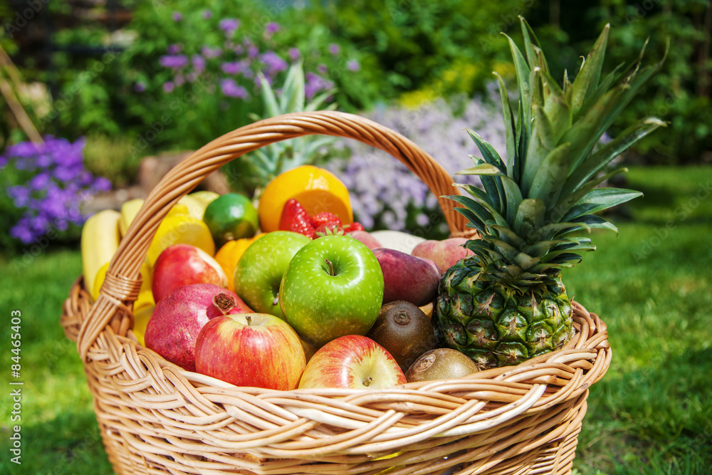 Korb mit Obst Stock-Foto | Adobe Stock