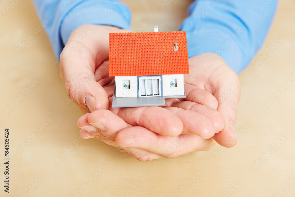 Mann hält Haus auf Händen Stock Photo | Adobe Stock