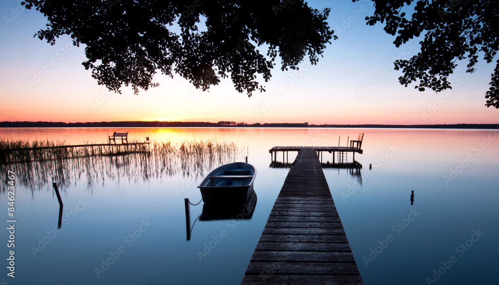 Boot am Steg Stock-Foto | Adobe Stock