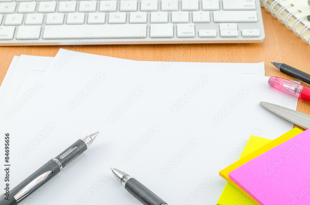 Blank paper with pen and color note paper on computer desk Stock-Foto ...