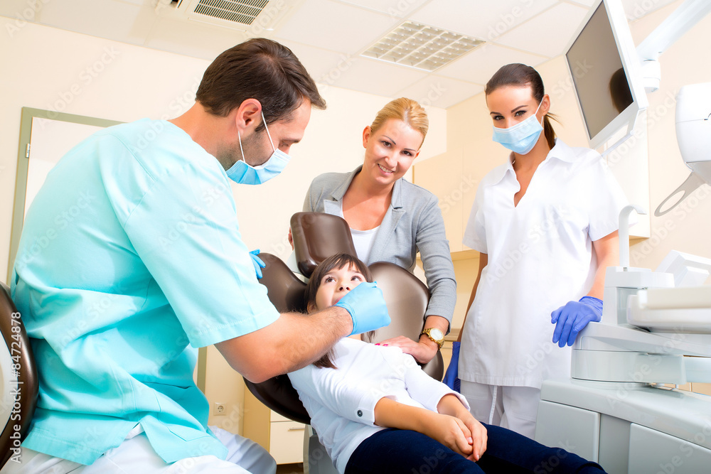 Kleines Mädchen mit ihrer Mutter beim Zahnarzt Stock Photo | Adobe Stock