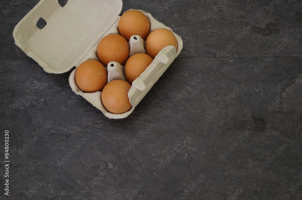 huevos en caja foto de Stock | Adobe Stock