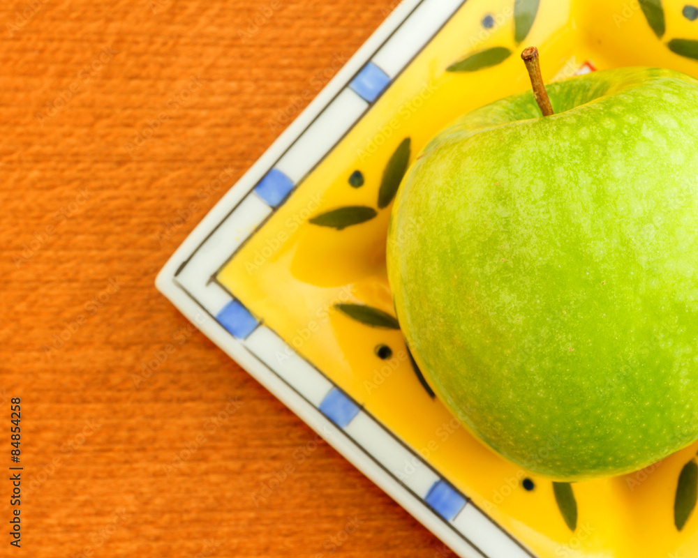 Foto Stock Manzana / El encuadre muestra 2/3 de una manzana verde en un ...