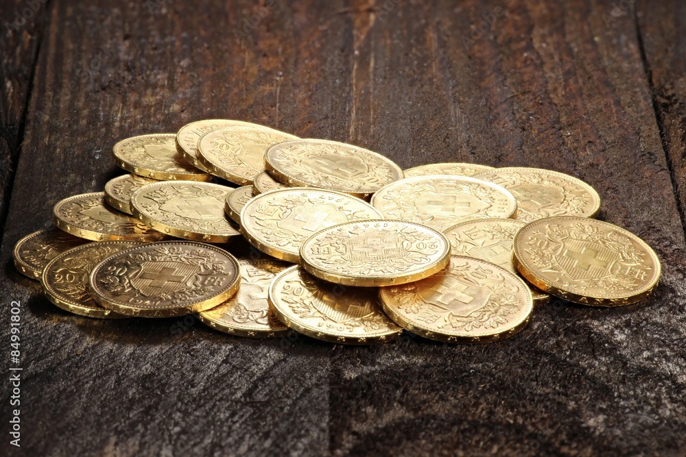 schweizer Goldvreneli auf rustikalem Holzhintergrund Stock Photo ...