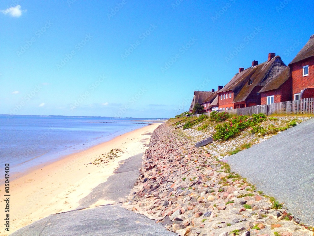 Insel Sylt - Häuser mit Reetdach am Strand foto de Stock | Adobe Stock