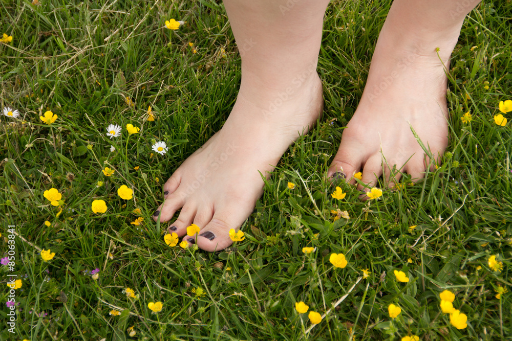 Barfuß auf der Wiese Stock-Foto | Adobe Stock