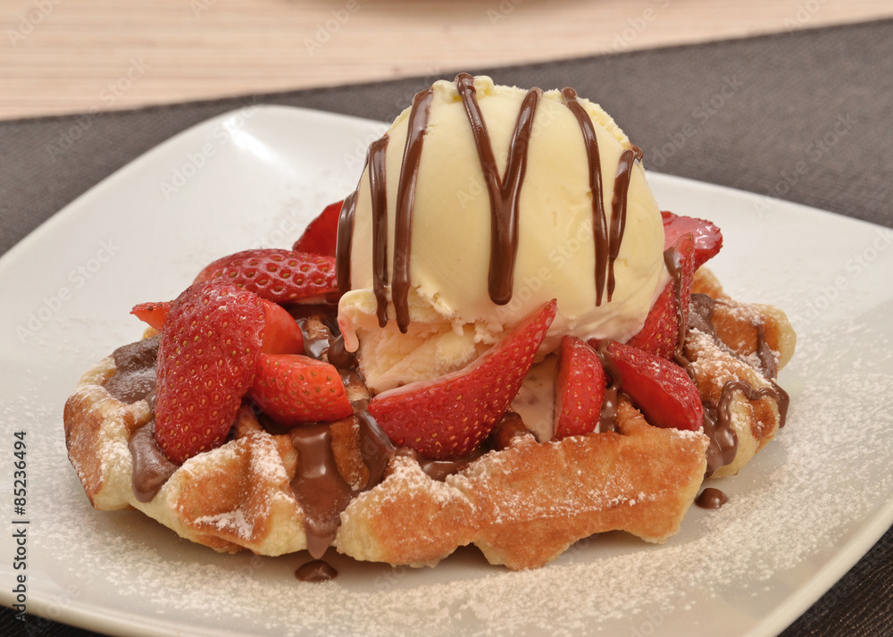Waffle con helado de vainilla,fresa y crema de chocolate. Stock Photo ...