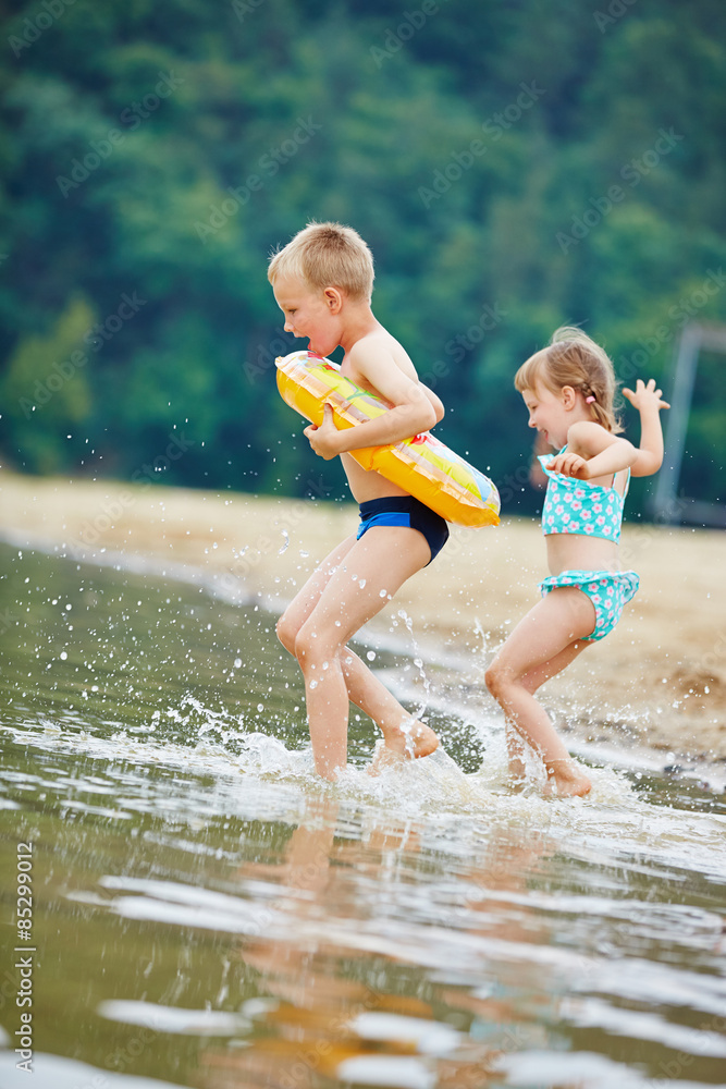 Kinder baden im See im Sommer Stock-Foto | Adobe Stock