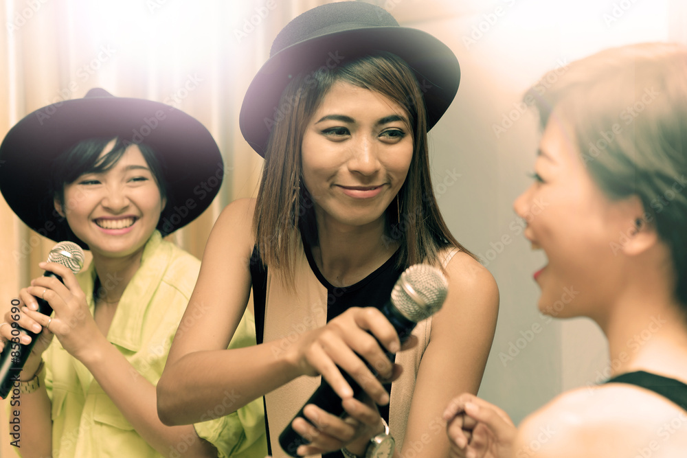 portrait group of asian young woman singing a song in caraoke en Stock ...