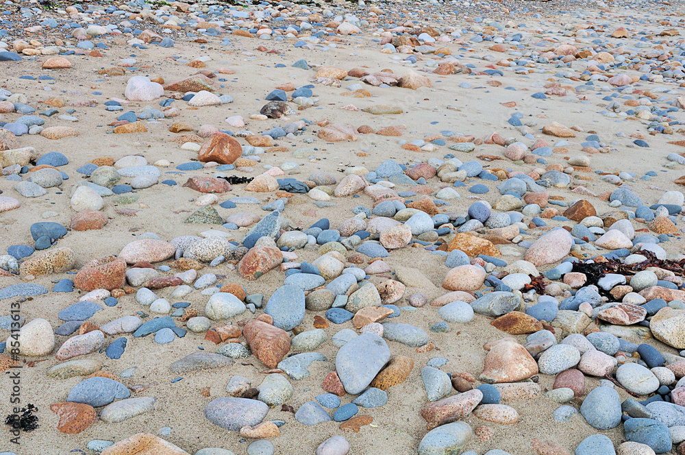 Galets colorés sur une plage en Bretagne Photos | Adobe Stock