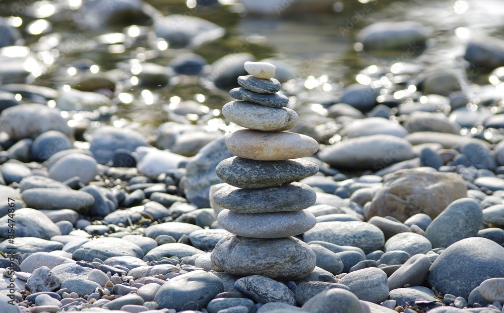 Steinhaufen am Fluss Stock-Foto | Adobe Stock