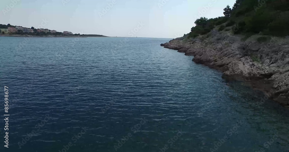 Escena aérea de una bahía rocosa de la costa dálmata. Drone avanza ...