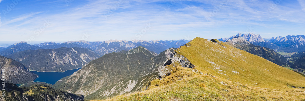 Alpine panorama with views to the Plansee and Germany's highest peak ...